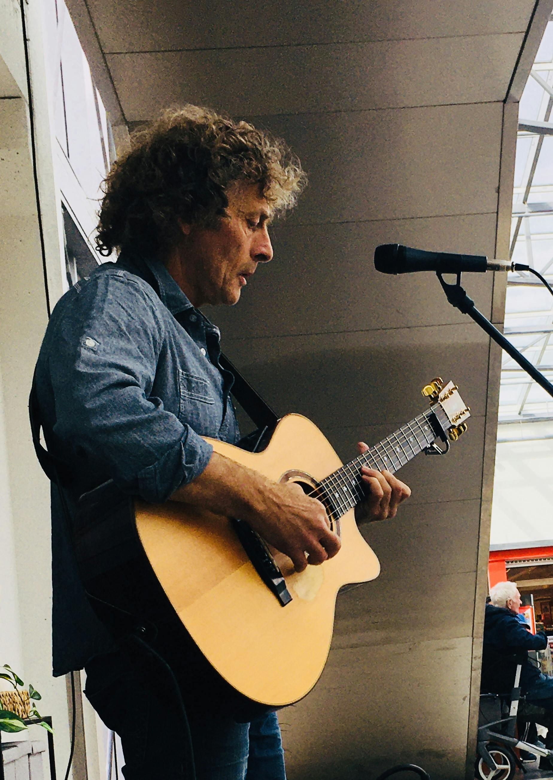 Book Rey Larsen - Gitarist og sanger fra Bømlo